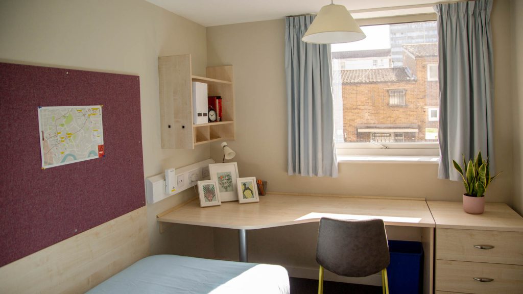 En suite bedroom in Raymont Hall - Goldsmiths Virtual Tour